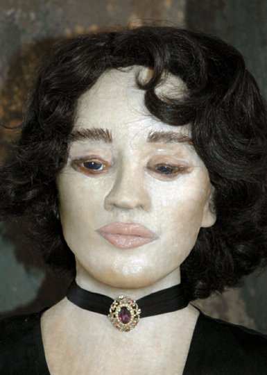 ELGA WIMMER PCC: Heads and Tales by Heide Hatry - Exhibition 2009